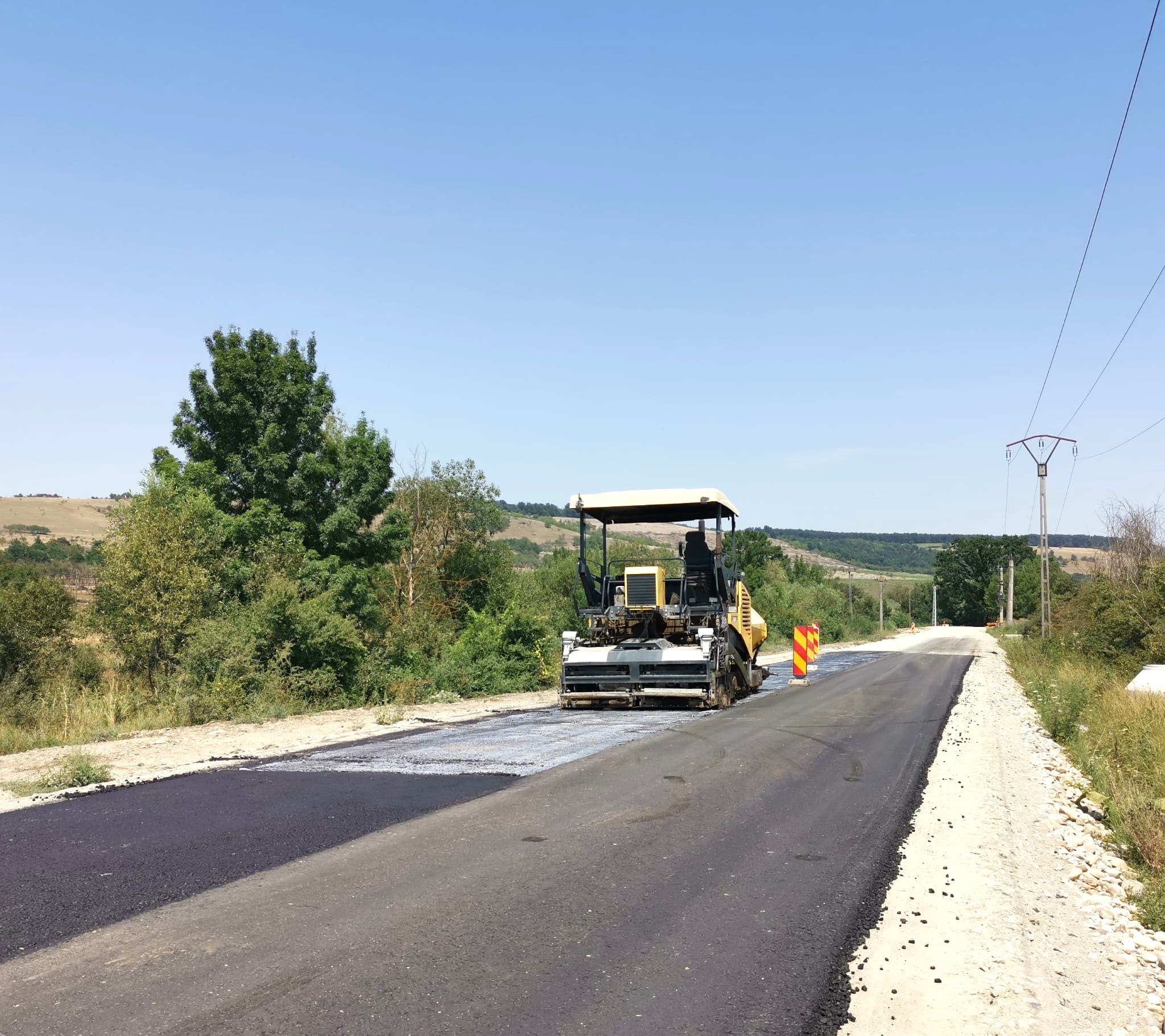 Primul strat de asfalt pe drumul județean dintre Balc și limita cu ...